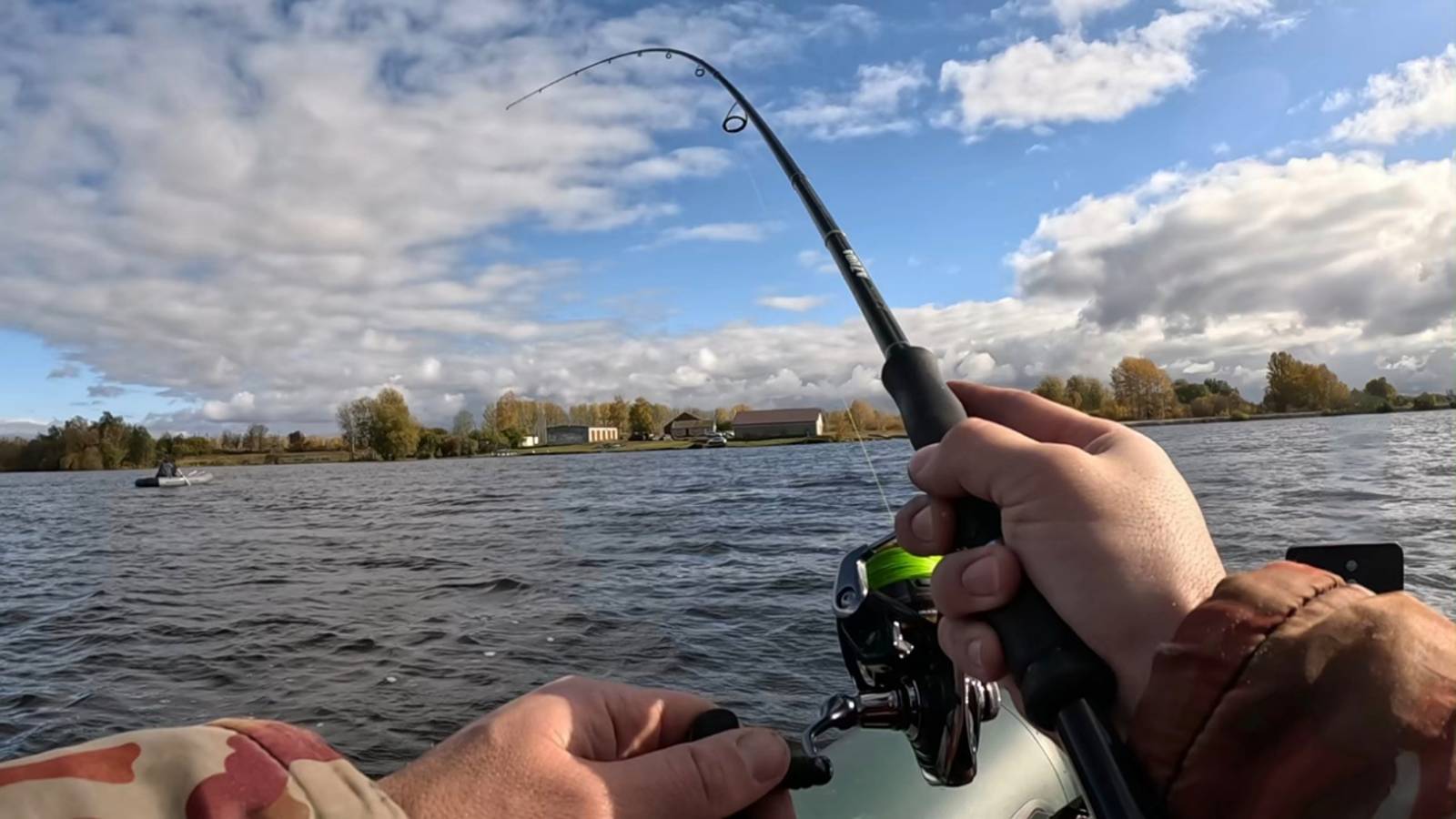 ПОДЦЕПИЛ КОКОГО-ТО МОНСТРА!! Рыбалка осенью на спиннинг