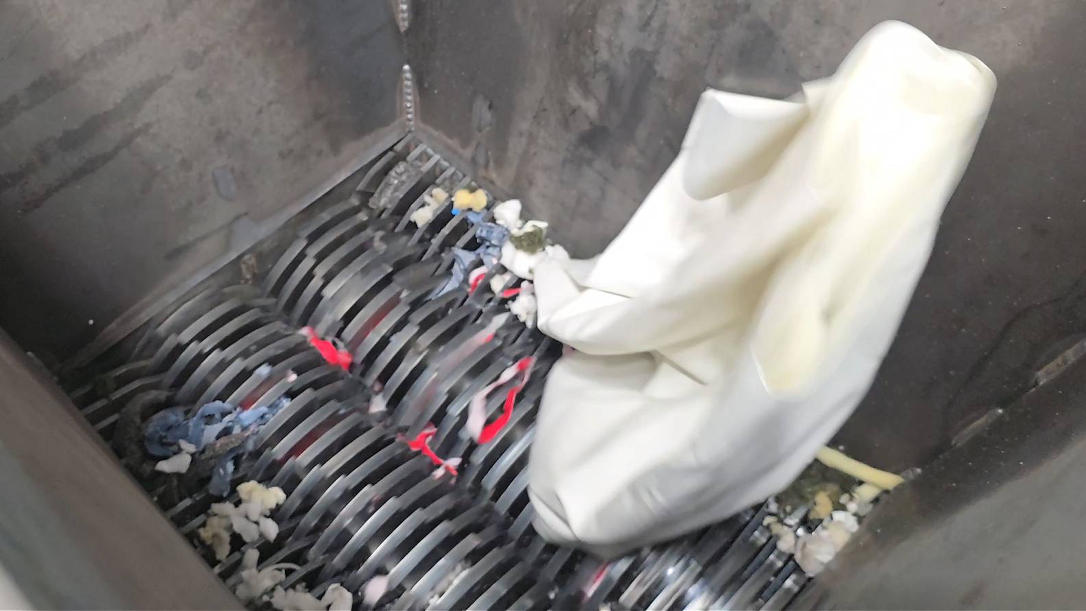 Измельчение Эко кожи на шредере ИШМ-220-500