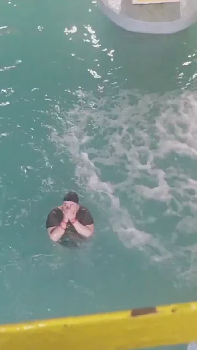 Люда и труба в аквапарке.