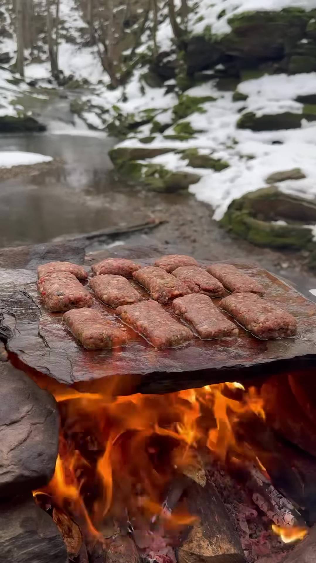 Приготовление мясного рулета на натуральном камне 🥩🫓