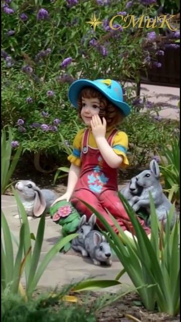 Девочка на полянке — трогательная история в бетоне