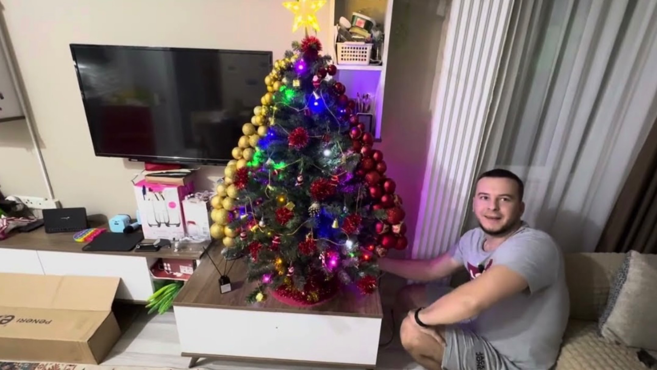 Прилетел Дед Мороз и привез мне Ёлку!