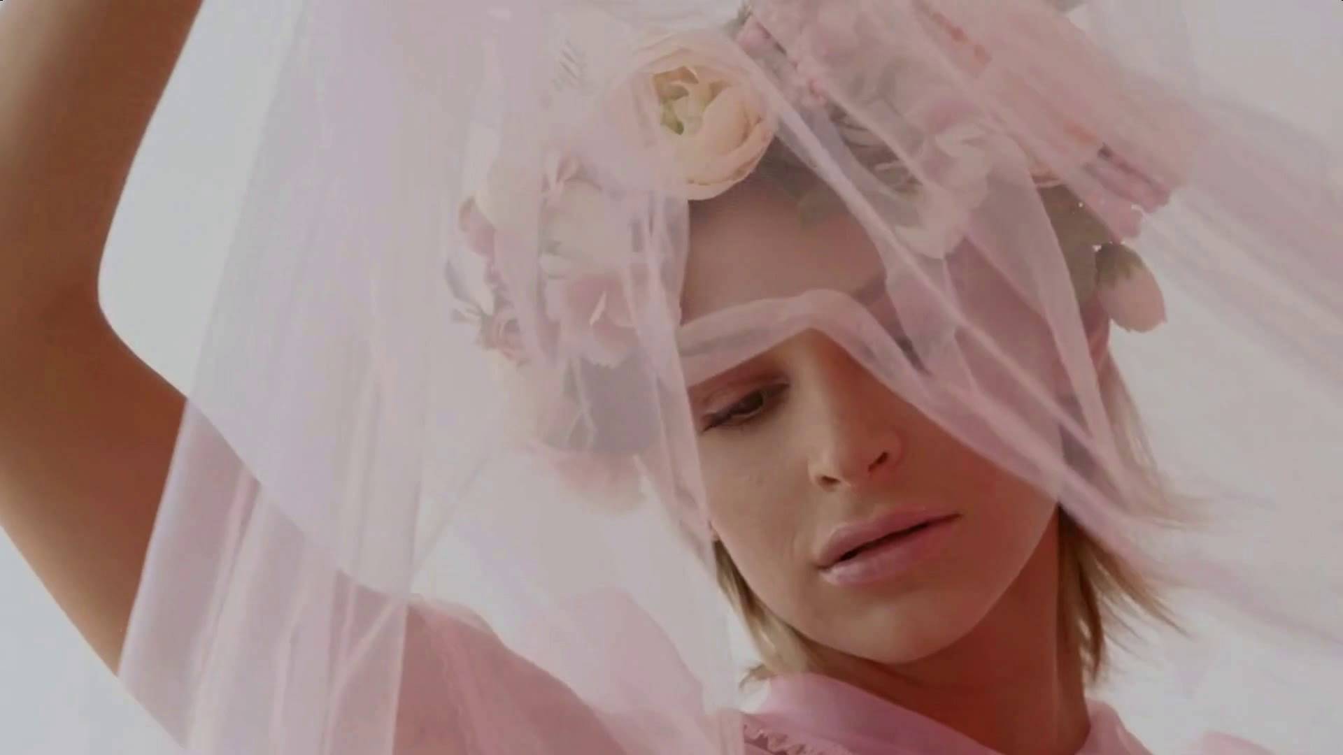 "Молоденькая красотка Эмма в эротическом белье"