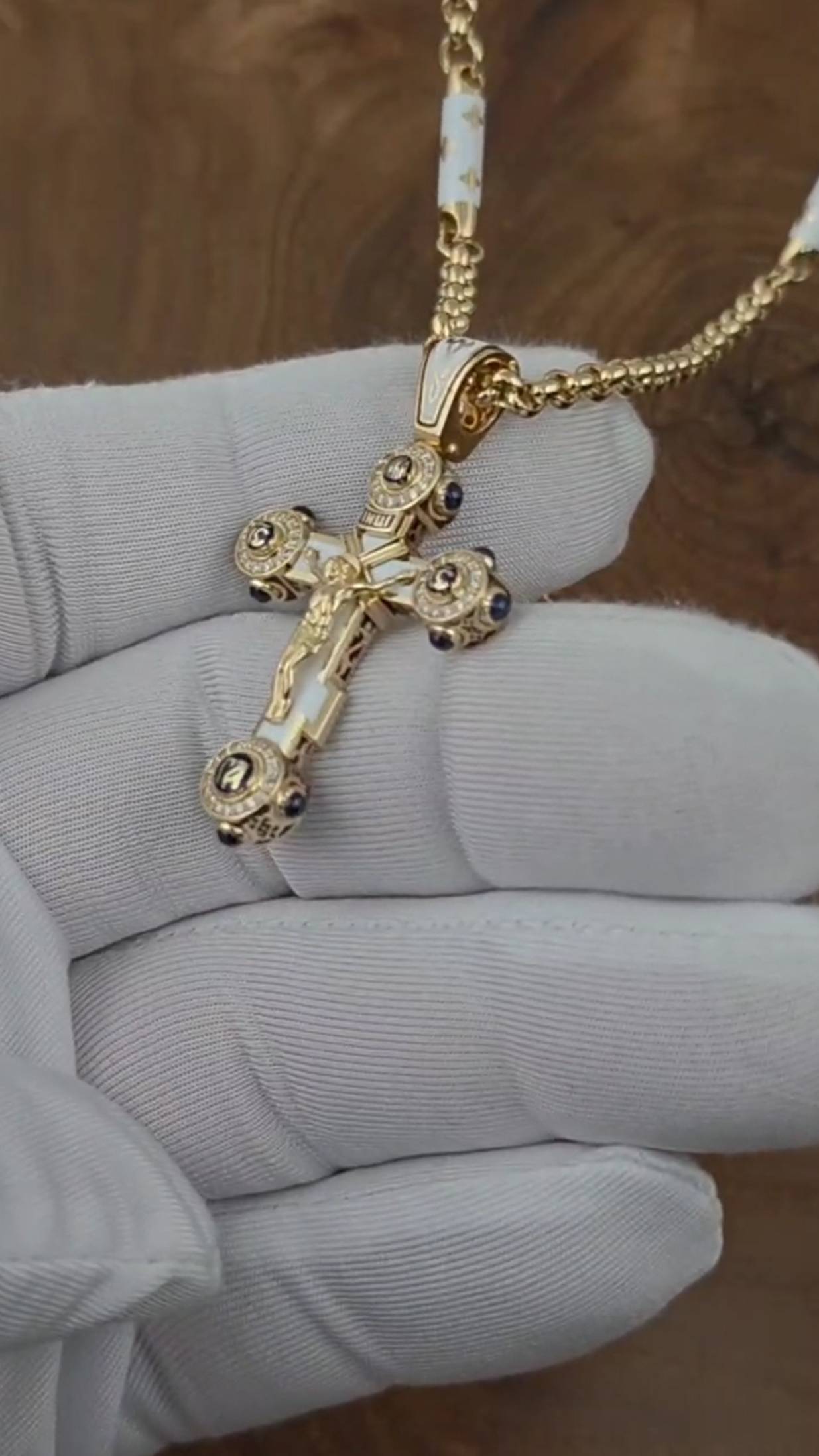 Нательный золотой крест, украшенный белой эмалью и драгоценными камнями и цепью ручной работы