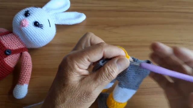 Зайчик в ботиночках ч.2.Вяжем тело.