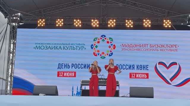 Обнимаю весь мир" ("Юрататӑп тӗнчене" на чувашском языке) - дуэт "Сестры Чаркины"