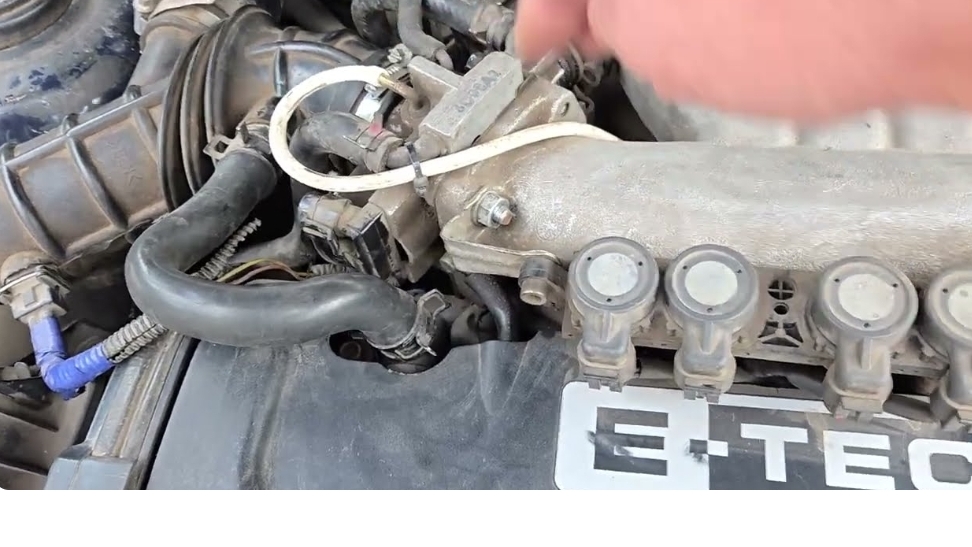 Почему двигатель на бензине троит а на газу сам газует. Нестабильный холостой ход