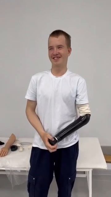 Алмас рад, что получил протез руки!
