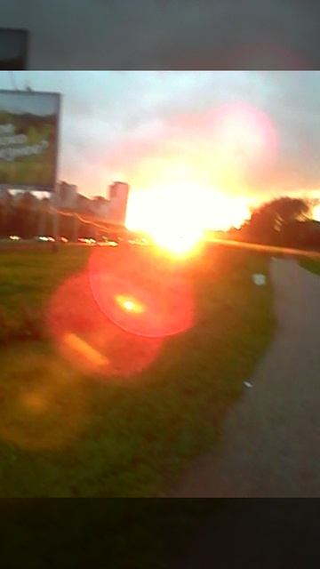 Закат. Солнце красиво блестит.