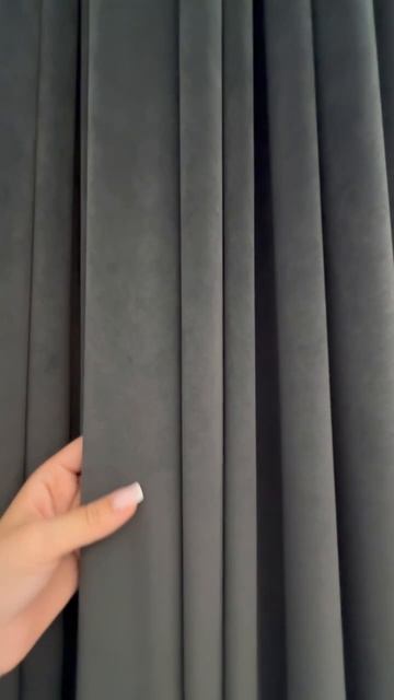 Чёрные портьеры на окно с балконной дверью