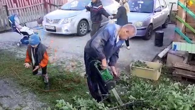 Работаем на даче, рубим дрова,купаемся в бассейне,жарим шашлыки