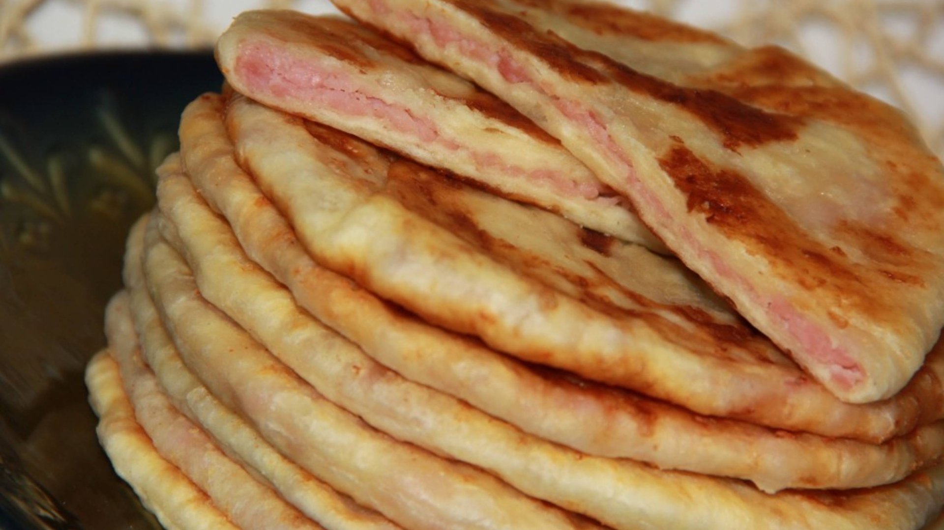 Сырные лепешки на кефире  с начинкой