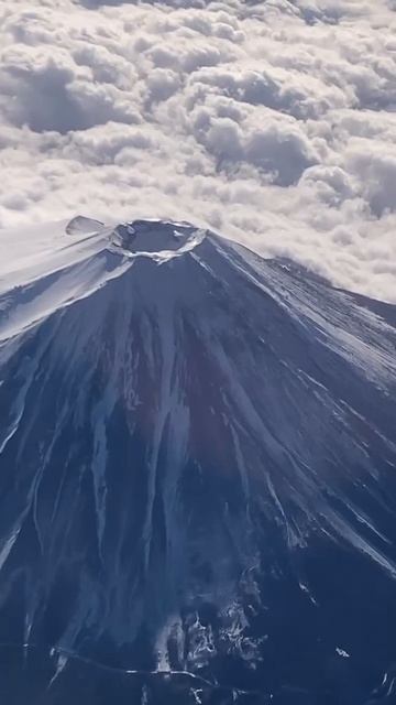 Гора Фудзи с высоты более 7000. Япония.
