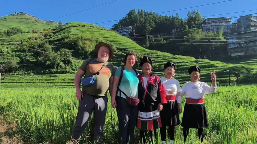 Женщины народа Яо укладывают волосы