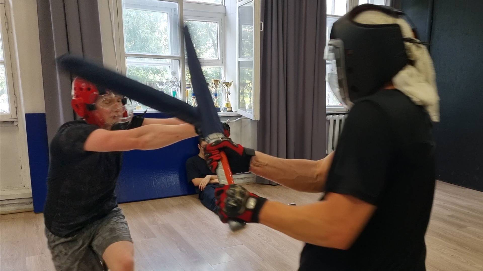 Спарринг на длинных двуручных мечах чанбара катана в школе японского фехтования Katana Club