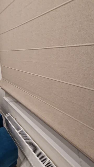 Римская штора. Ткань Шале песочно-серый. Монтаж в потолочную часть ниши.