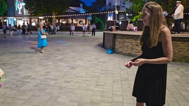 Анапа. Боцман кавер группа выступает на концертной ракушке в Анапе летом вечером. Вечерние танцы.