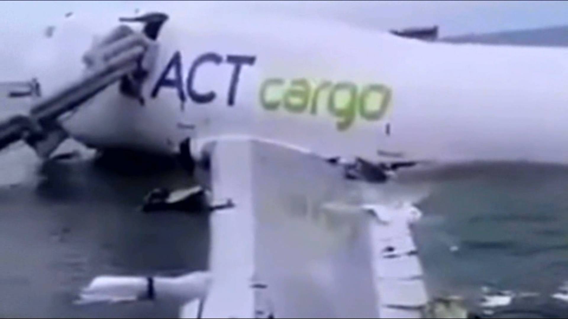 В Гонконге самолёт Emirates укатился в море после посадки