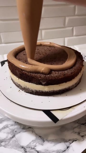 Взбитый ганаш на молочном шоколаде🤎Подойдет для начинки заварных пирожных, капкейков, выравнивания