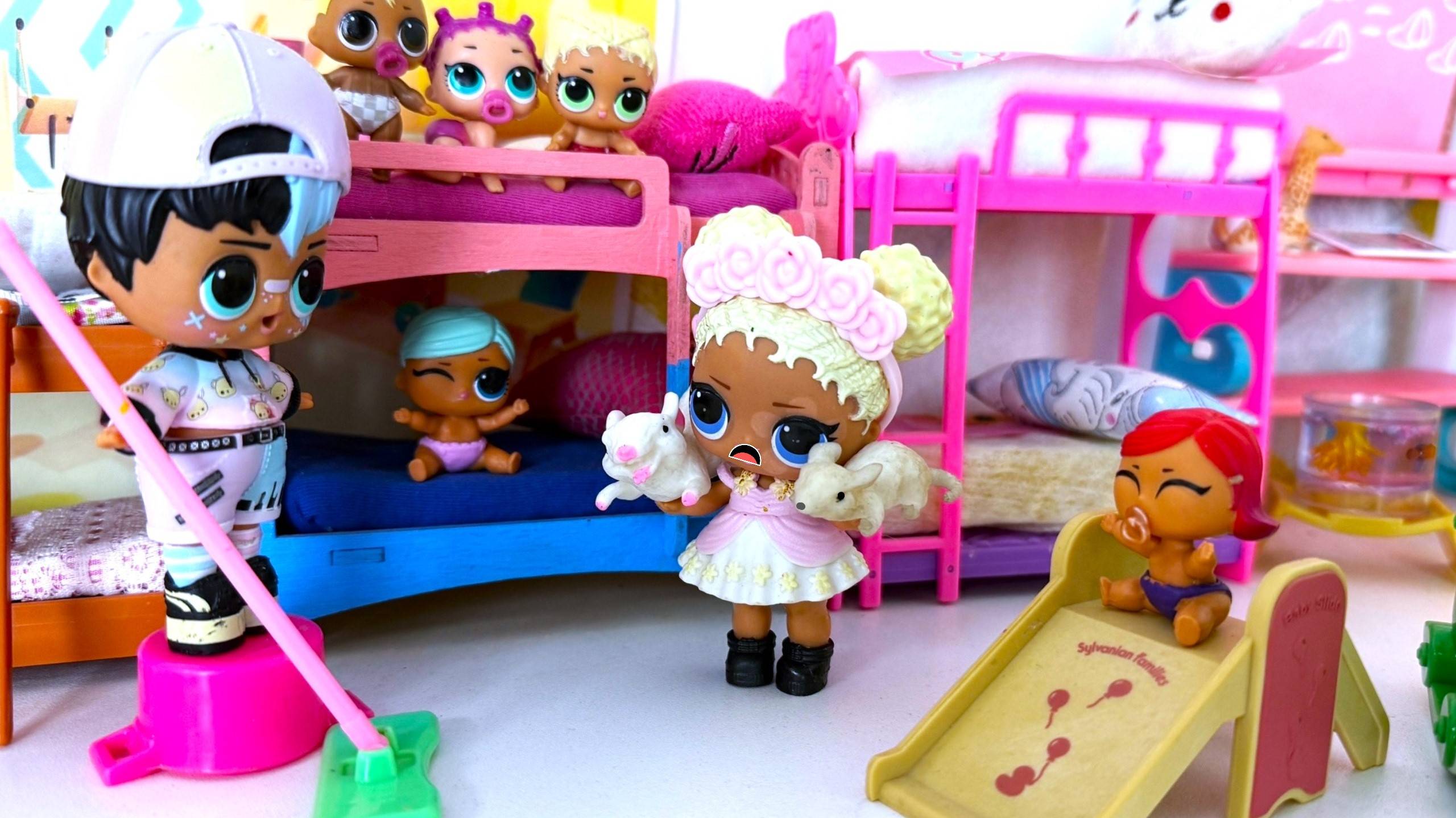 СКВИШ ИЛИ МЫШЬ?🐭🤣🤣 МАЛЫШИ ЛОЛ НАПУГАЛИ ВОСПИТАТЕЛЕЙ в детском саду МУЛЬТИК с игрушками Даринелка