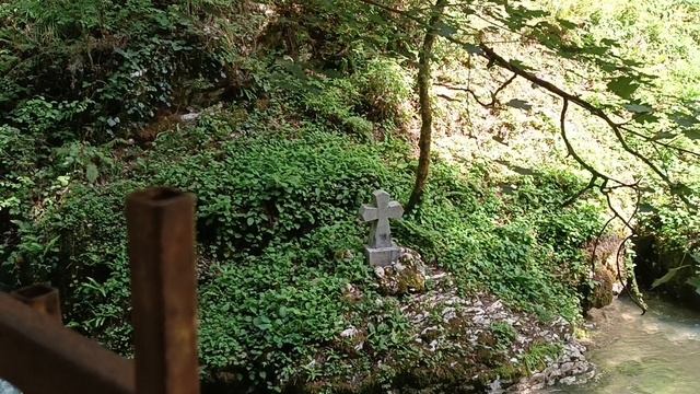 КРЕСТ НА ТРОПЕ