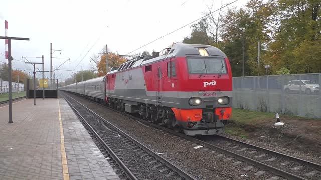 Электровоз ЭП2К-426 (ТЧЭ-10) со скорым поездом "Таврия" № 068Х Москва - Симферополь.