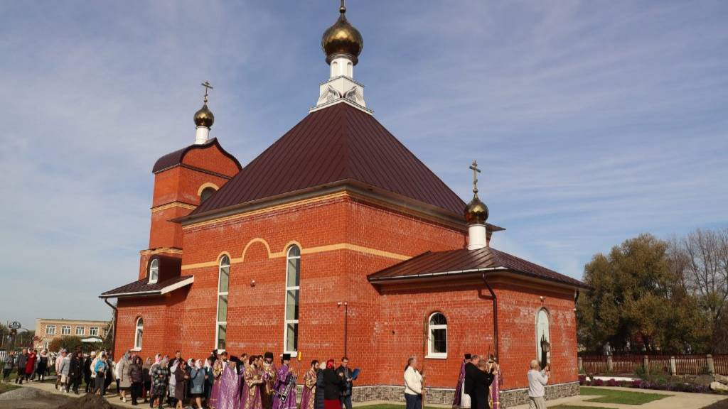 Выпуск посвящен храму в честь святителя Тихона, Патриарха Всероссийского, в селе Красная Горка