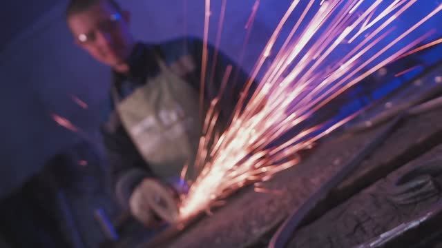 Мужик заказал, мужик сделал!!! Подарки своими руками! #левша #сварка #кузня #ковка #лавочка #любовь