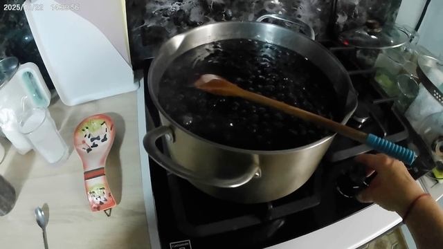 Варю вкусный компот с аронией и базиликом.