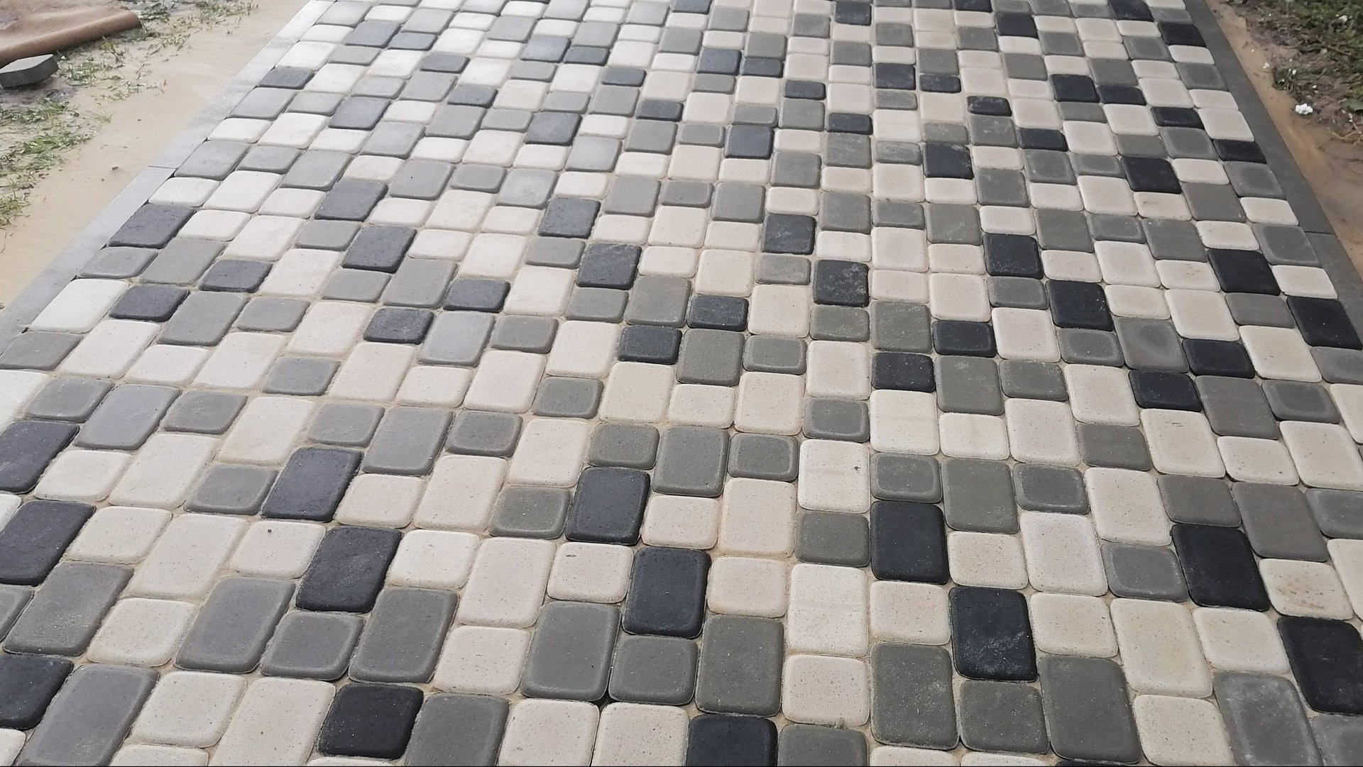 Укладка тротуарной плитки своими руками. Пошаговая инструкция укладки  брусчатки на на грунт.