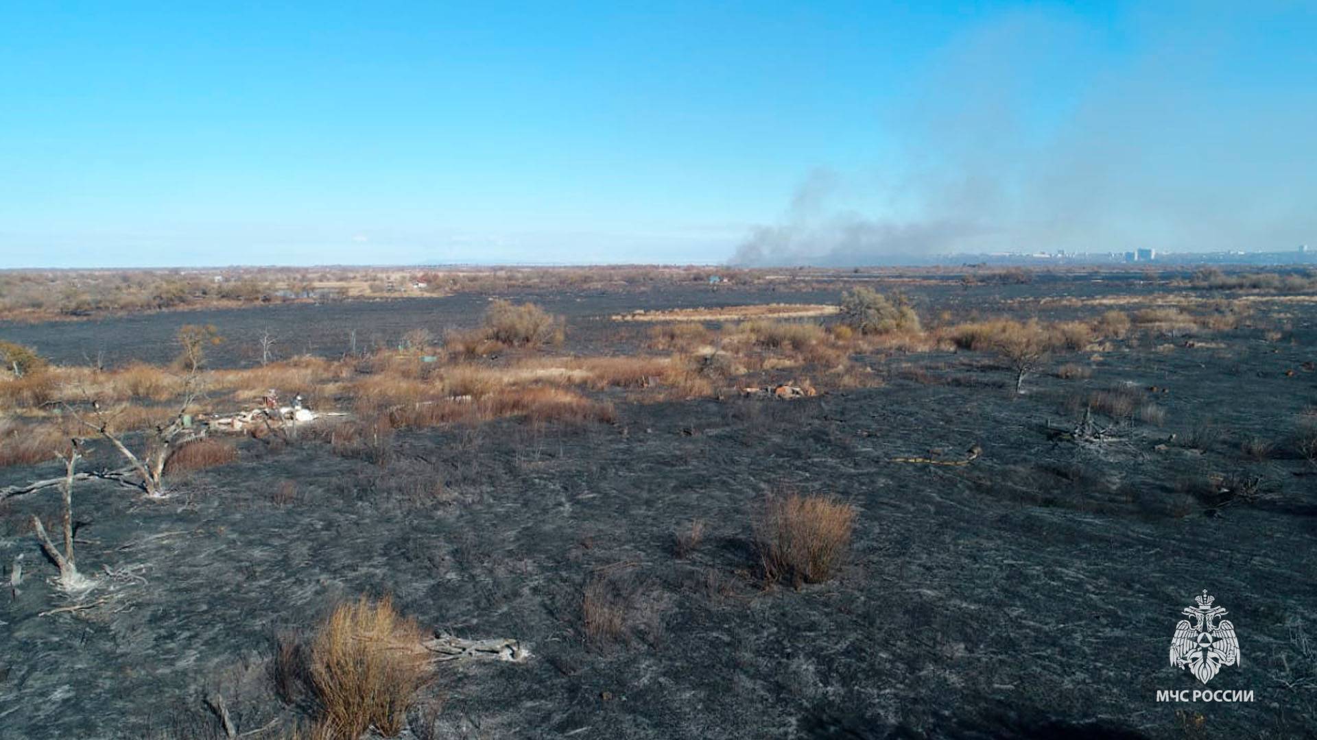 Дознаватели МЧС России устанавливают причины возгорания на острове Дачный