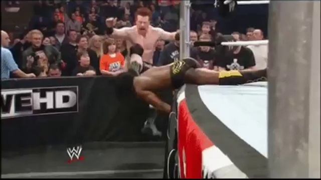 Sheamus brutal Brogue Kick destroys Kofi Kingston.Шеймус уничтожает чёрного Кингстона.11DeadFace
