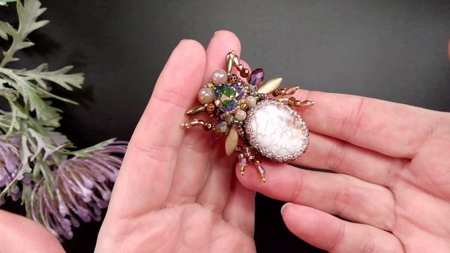 Брошь жук с агатом