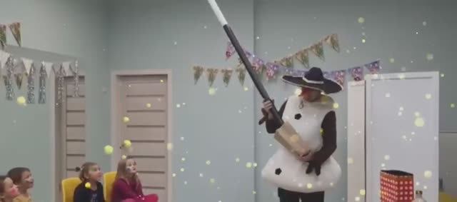 Снеговик  - актер фокусник Игорь Серебряный