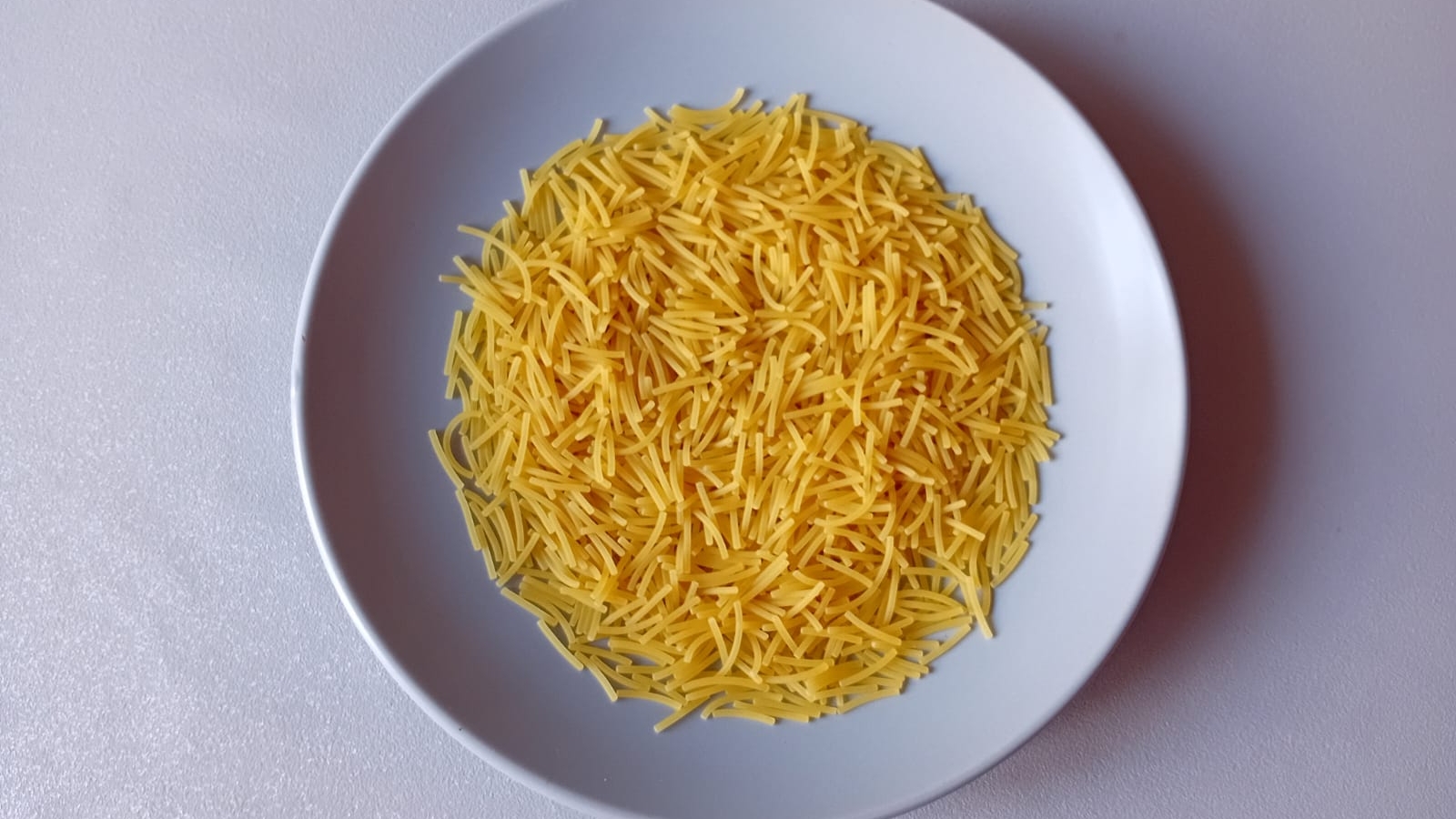 Жареная вермишель на сковороде с куриным филе