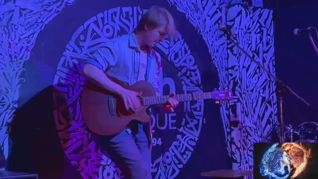 Алексей Шим доказывает что физика и химия  - не играют никакой роли, когда он общается с гитарой!