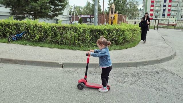 .Матвей и Оливия на самокатах.