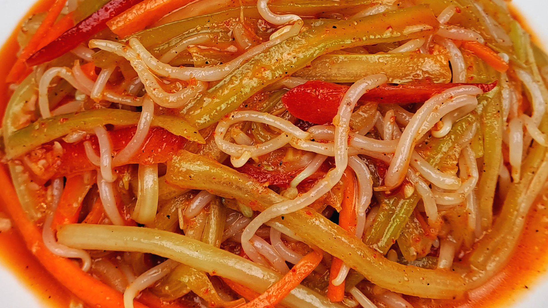 САЛАТ ИЗ СЕЛЬДЕРЕЯ И РОСТКОВ МАША ПО КОРЕЙСКИ