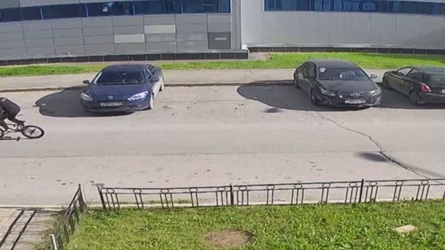 Полицейские Тобольска устанавливают личность мужчины, похитившего велосипед