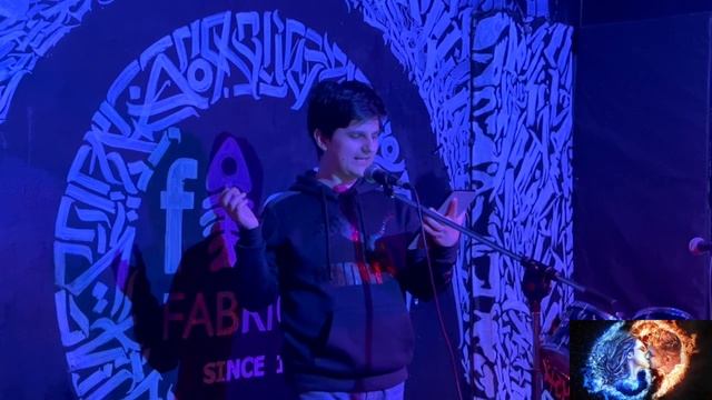Поэт Андрей Вилявдо читает свои стихи. в баре Fish Fabrique в Питере. 22 октября 2025 года.