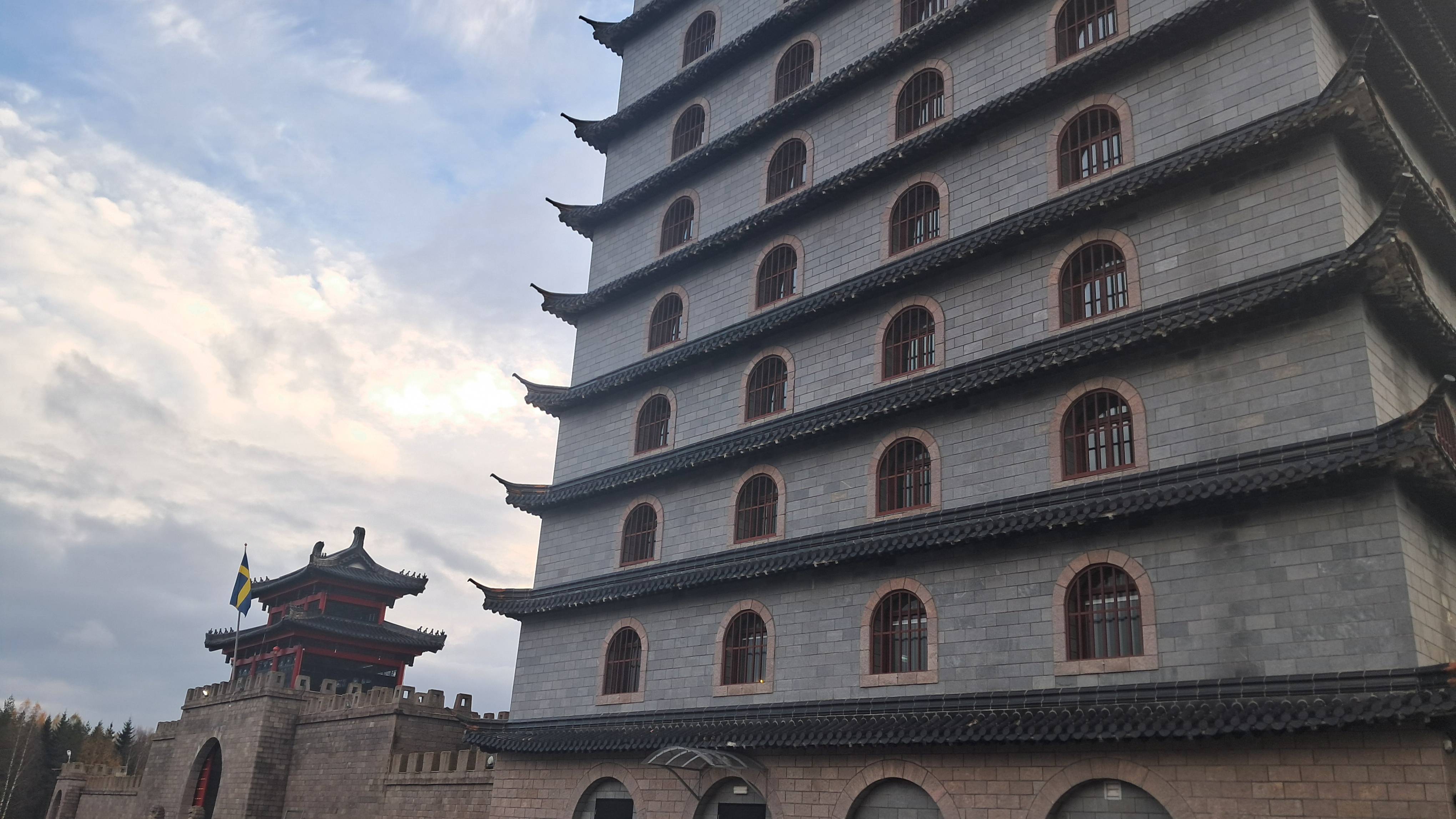 "Проклятая" гостиница. Случай для экстрасенсов. Ее построили в 1986 году, но так и не открыли.