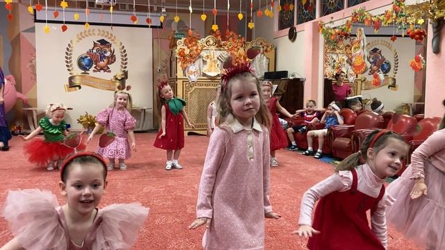 Танец девочек-ягодок. Группа №8 "Знайки"