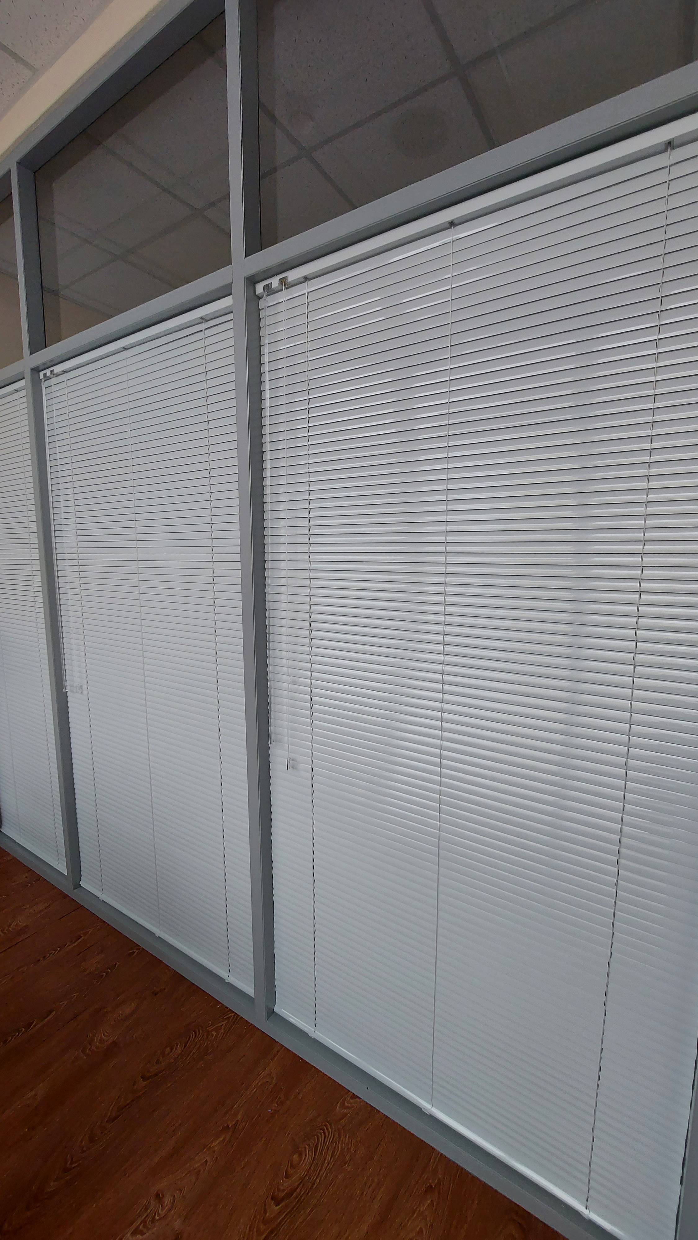 Классические горизонтальные алюминиевые жалюзи 25мм. Цвет 1 (Белый матовый).