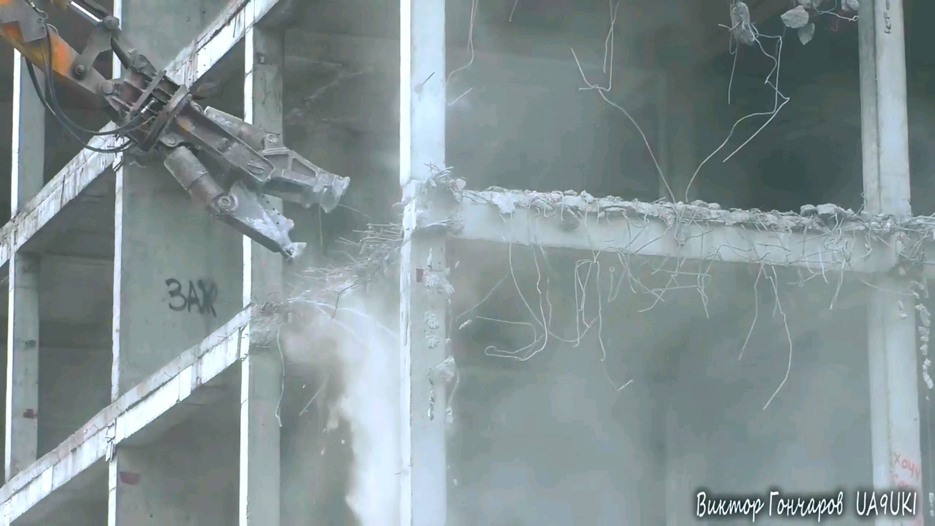 Как в Междуреченске больницу ломают