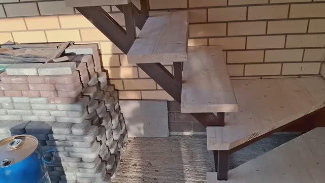 Лестница на второй этаж бани из металлического уголка и швеллера, "своими руками".