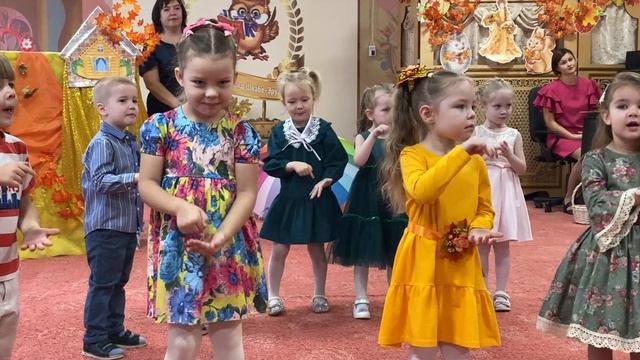 Танец " Осень грустная сидела". Группа №5 "Звёздочки"