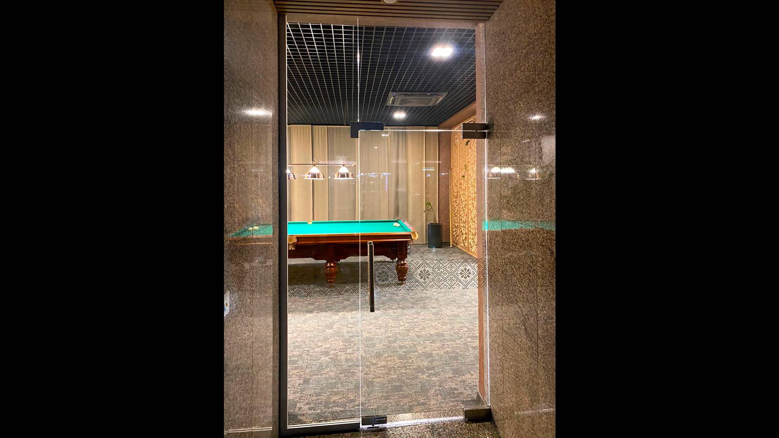 Стеклянная перегородка с рисунком, дверь распашная