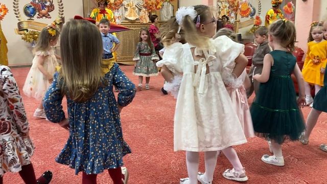 Танец "Пальчики и ручки" (Русская народная мелодия). Группа №5 "Звёздочки"