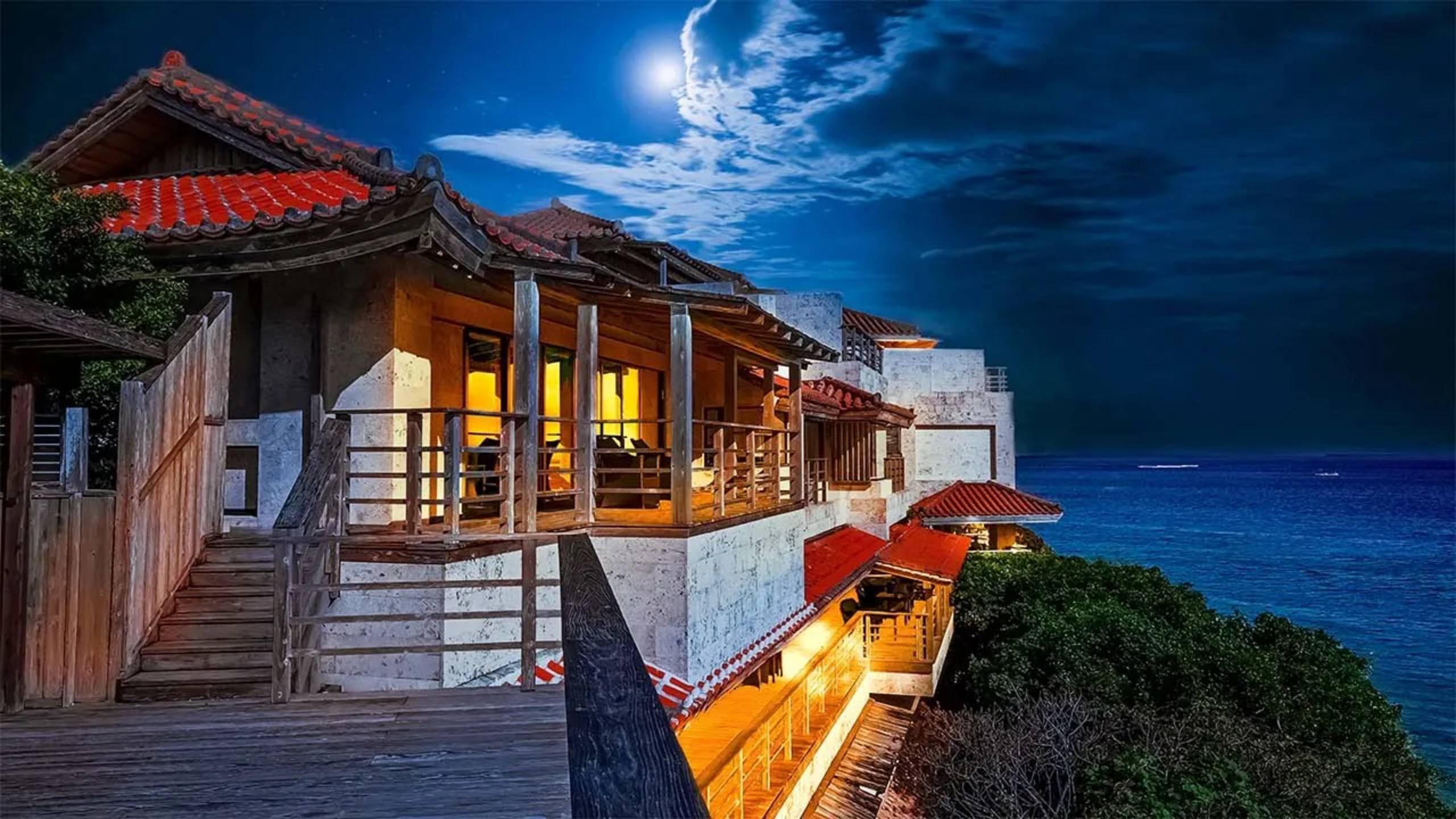 Тропический рёкан в Японии с собственной ванной на открытом воздухе и видом на океан на Окинаве