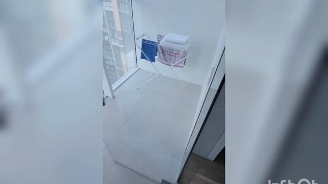 Стеклянная перегородка с распашными дверьми на лоджию